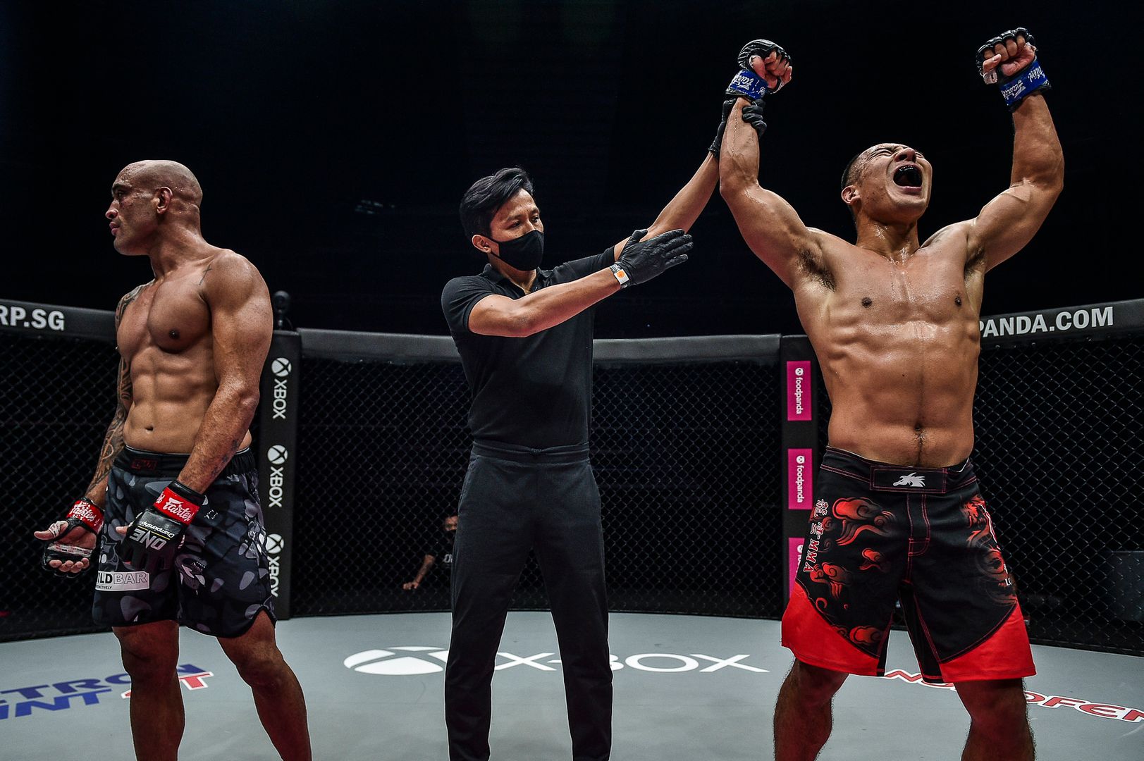 樊荣炸裂拳击技术一举击败巴⻄柔术老将⻄蒙斯 - ONE Championship – The Home Of Martial Arts